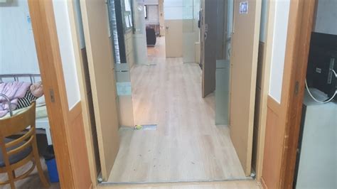 동화자연마루 강화마루 클릭s 오크2 엘지lg에코노우드데코타일 Dew1206 수원요양병원 복도 마루데코타일 바닥재시공사진현장입니다 By 서울경기총판대리점