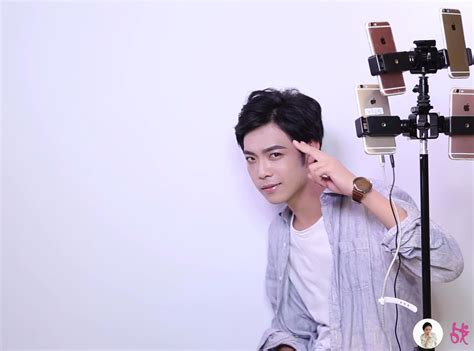 宅男模仿鹿晗竟有几分神似，引来众多粉丝惊呼狂欢战痘少女 站酷zcool