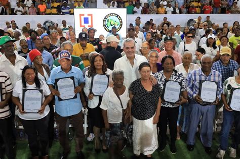 Director Iad Acompaña Al Presidente Abinader En Acto Entrega De Títulos
