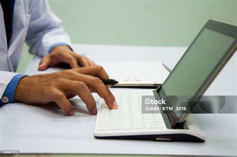 사무실에서 일 하는 사업가 디지털 태블릿 노트북 컴퓨터 스마트폰 개념에 대한 스톡 사진 및 기타 이미지 개념 경영자 금융