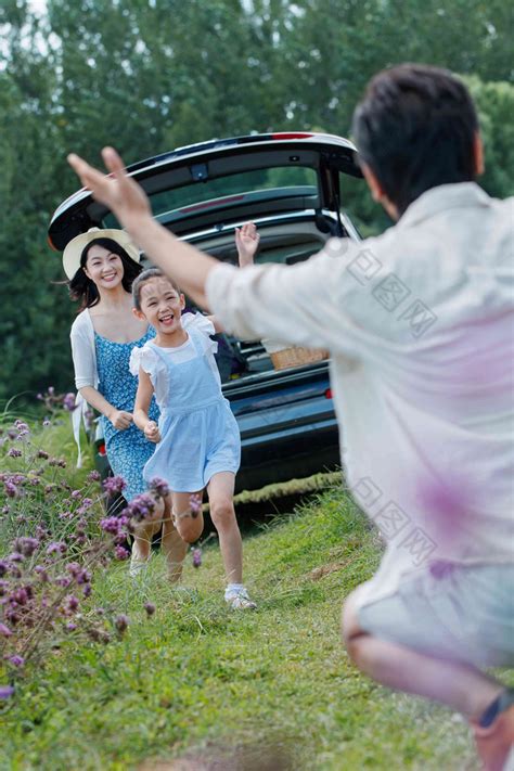 快乐的小女孩奔向爸爸青年人高清图片图片 包图网企业站