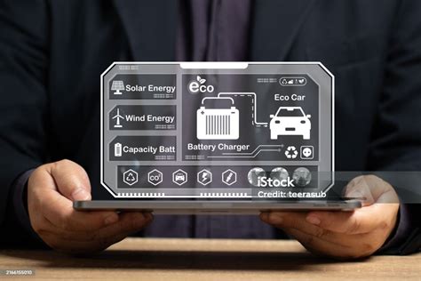 사업가는 태블릿을 사용하여 응용 프로그램으로 자동차를 제어합니다 에코카는 자동차의 상태를 쉽게 제어하고 확인할 수 있습니다 전기 자동차 운송 차량 미래의 대안 재생 가능