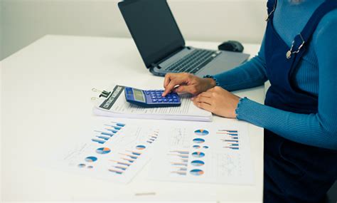 여성 감사원은 사무실책상에서 서류를 작성합니다 비즈니스 여성은 계약 서계약서에 서명하기 전에 혜택을 계산합니다 개념에 대한 스톡 사진 및 기타 이미지 Istock