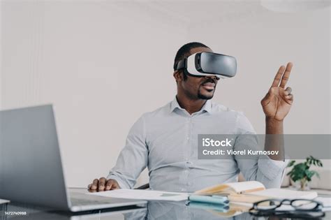 Vr 안경을 쓴 아프리카 계 미국인 남자 비즈니스와 창의성을 위한 현대 디지털 기술 30 34세에 대한 스톡 사진 및 기타