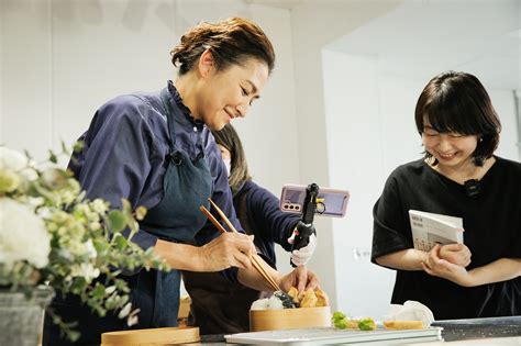 【開催報告】～亜希さんの故郷・福井のソウルフード試食も♪～『亜希の「ふたが閉まるのか？」弁当』出版記念イベント グルメプレス