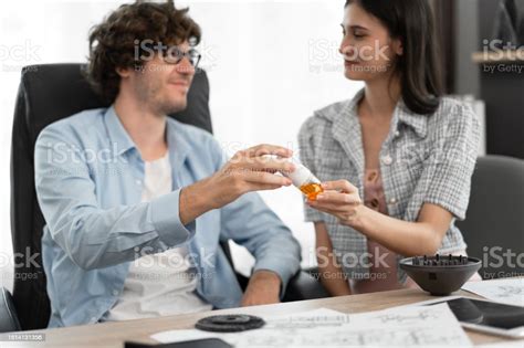 사무실에 있는 백인 사업가와 아시아 사업가의 제품 예 25 29세에 대한 스톡 사진 및 기타 이미지 25 29세 2명 계약서 Istock
