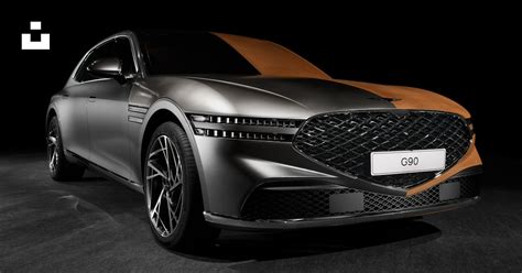 어두운 방에서 은색과 주황색 자동차 사진 Unsplash의 무료 자동차 이미지