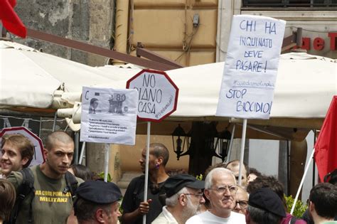 RepIdee Napoli Arriva Renzi Cartelli Di Protesta Davanti Al San Carlo