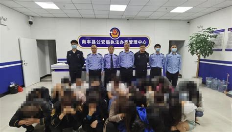优享资讯 小区内聚众赌博！江西警方现场抓获28人