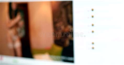 Camgirl Nu Taquinant Sur écran Flou Banque De Vidéos Vidéo du désir