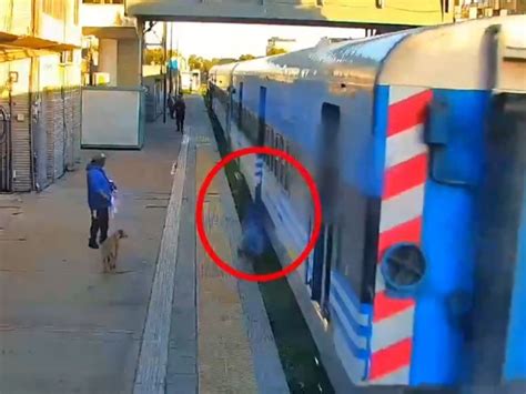 Quiso Subirse A Un Tren En Movimiento Pero Resbaló Y Cayó A Las Vías