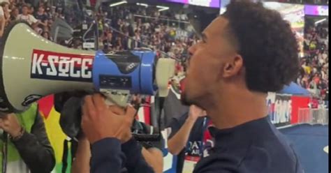 Psg Warren Zaïre Emery Prend Le Mégaphone Et Ambiance Le Parc Des