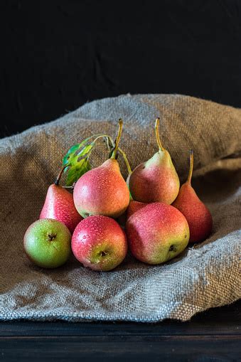 소박한 나무 테이블 자연 배경 베가 신선한 익은 유기농 빨간 배 다이어트 음식 가 추수입니다 가방에 수 분이 많은 과일 가 분위기입니다 가을에 대한 스톡 사진 및 기타