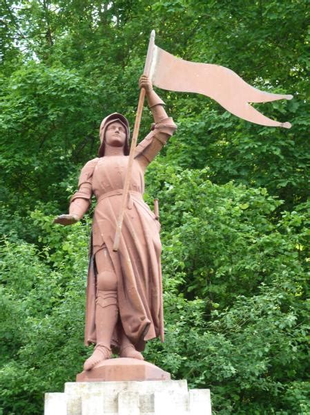 Jeanne dArc et monument aux morts Rue de la Côte Omée Gironville