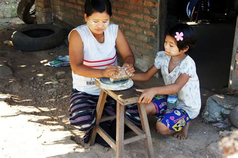 무료 이미지 사람들 놀이 생기게 하다 좌석 어린이 크림 가족 유아 나무 껍질 미얀마 타나카 인간 위치 4592x3056 554971 무료