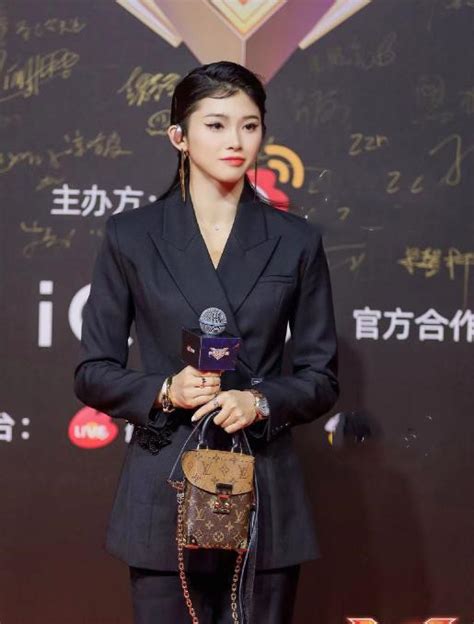 吴艳妮彻底沦为网红！面对争议嚣张回击：多看一秒都是浪费时间 哔哩哔哩