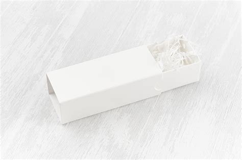 제품 디자인 브랜딩 정체성 광고 프리젠 테이션을 보여주는 나무 보드 측면보기에 필러 모형이있는 흰색 빈 오픈 사각형 상자 상자에