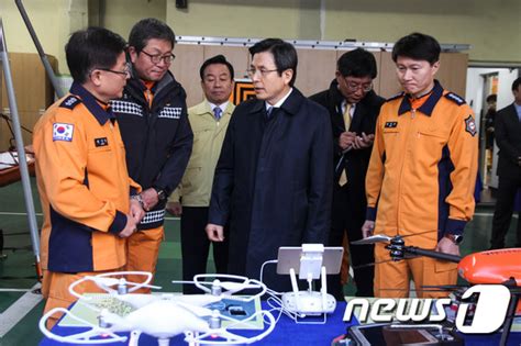 소방구조장비 살피는 황교안 권한대행 뉴스1
