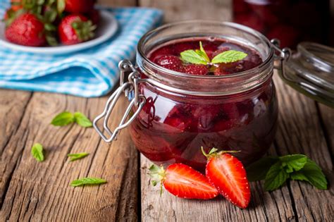 소박한 나무 테이블에 집에서 만든 맛있는 딸기 잼과 딸기 건강한 생활방식에 대한 스톡 사진 및 기타 이미지 건강한 생활방식 과일 달콤한 음식 Istock