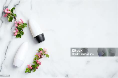 대리석 배경에 꽃이 있는 데오도란트 병 발한 방지 포장 모형 겨드랑이 피부 관리 땀 방지 개념 플랫 레이 상단 보기 0명에 대한 스톡 사진 및 기타 이미지 Istock