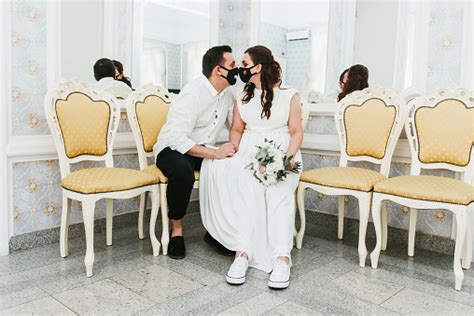 코로나바이러스 기간 동안 결혼식 보호 의료 마스크에 신부와 신랑 신혼 부부와 코비드19 전염병 2020년에 대한 스톡 사진 및