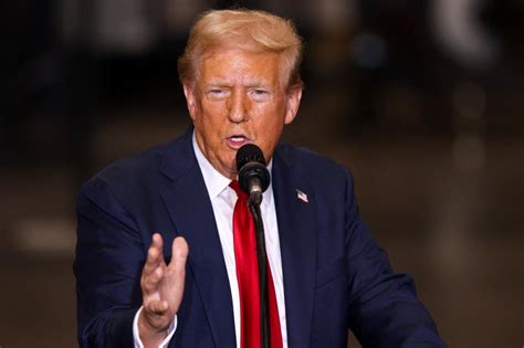 Donald Trump promete detener la locura transgénero