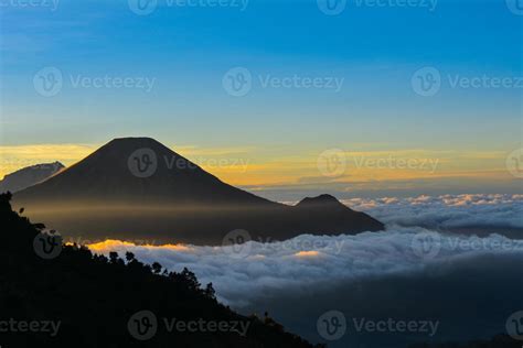 Vista Do Monte Prau Antes Do Nascer Do Sol 12859168 Foto De Stock No