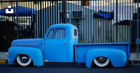 길가에 주차된 파란색 트럭 사진 Unsplash의 무료 차 이미지