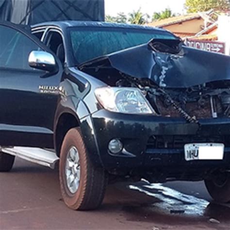 Hilux colide de frente cavalo em rua na cidade de José de Freitas