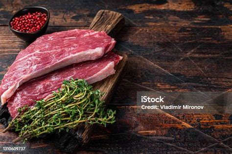 Steak Sirloin Cap Atas Mentah Atau Steak Picanha Di Papan Kayu Dengan
