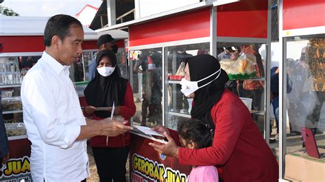 FOTO Presiden Berikan Bantuan Modal Kerja Kepada PKL Di Buton Selatan
