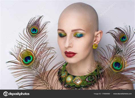 Женщина с павлиньими перьями стоковое фото ©olgaosa 178889980