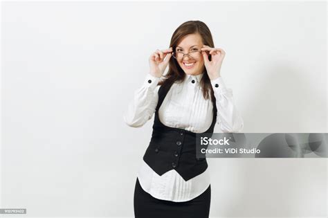 아름 다운 행복 백인 젊은 갈색 머리 비즈니스 여자 검은 양복에 웃 고 수정 안경 들고 흰 셔츠 흰색 배경에 고립 관리자 또는