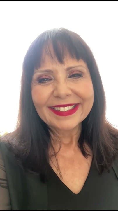 ניצה שאול השחקנית והיוצרת ממליצה על ספר חדש של יואב גינאי גרסת כיסוי לאהבה Youtube