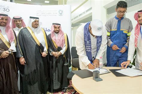 ثقافي نائب أمير منطقة الرياض يرعى حفل تخريج 1037 متدرباً من الكلية التقنية