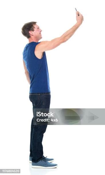 전체 길이사이드 뷰프로필 보기1 명 만 2029세 성인 잘 생긴 사람 코 카 서 스 남성젊은 남성 사진민 소매 스탠딩 탱크 탑청바지팬츠캔버스 슈즈시원한 자세 20 29세에