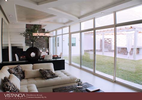 Decoración de sala con vista al patio con un gran ventanal casa deco