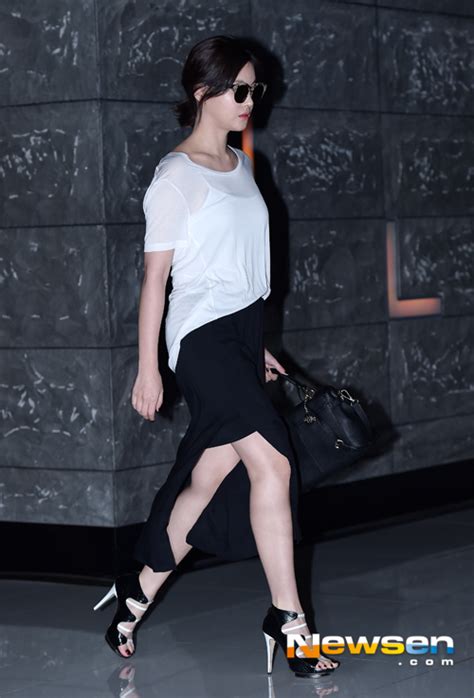 [포토엔]오연서 옆트임 사이로 드러난 각선미
