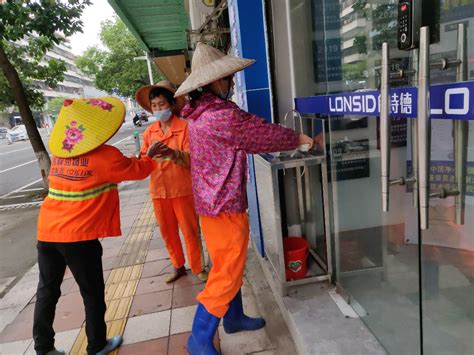 曙光西路一热心商铺设免费饮水点，传递爱心