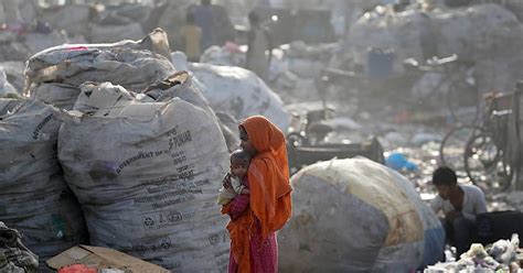 Фото дня индийская мама со своим малышом