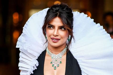 «У меня есть потребности удовлетвори их Индианка Приянка Чопра в обтягивающем дениме сделала