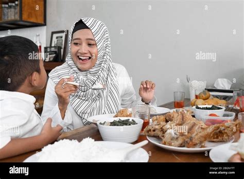 Iftar family Fotos und Bildmaterial in hoher Auflösung Alamy