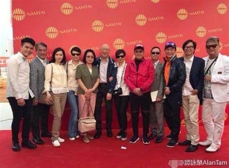 67岁谭咏麟晒红衣帅照显年轻，染红色头发被吐槽国华娱乐网
