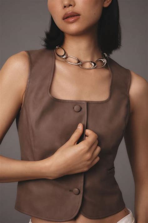 플랫 화이트 인조 가죽 조끼 앤트로폴로지 한국 공식 스토어 유니크한 여성 패션 및 라이프스타일 편집샵 200개이상의 프리미엄 브랜드 여성 의류 액세서리 홈