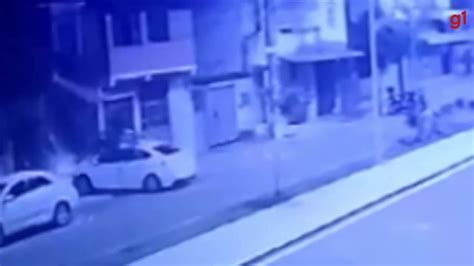VÍDEO Motorista sem CNH e sinais de embriaguez bate em muro e