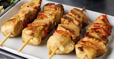Voici une recette simple pour des brochettes de poulet marinées à la