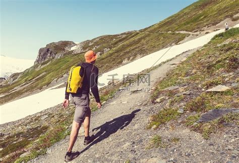 阿拉斯加州苏厄德基奈峡湾国家公园出口冰川的徒步旅行者高清摄影大图 千库网