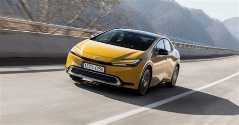 날렵한 실루엣 날카로워진 헤드램프가 스포츠카 연상