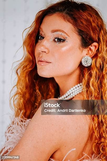 흰 배경에 우아함을 보여주는 빨간 머리를 가진 여자의 패션 초상화 개성 개념에 대한 스톡 사진 및 기타 이미지 개성 개념 개인 장식품 놀이 Istock