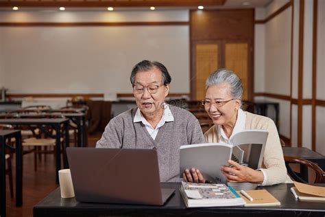 老年大學上課使用筆記本電腦學習圖片素材 圖片尺寸8029 × 5355px 高清圖案502383383